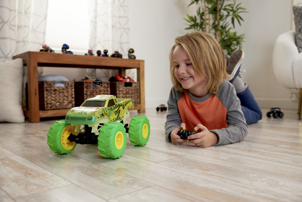 „Hot Wheels Glow In The Dark RC“ von Mattel | das spielzeug