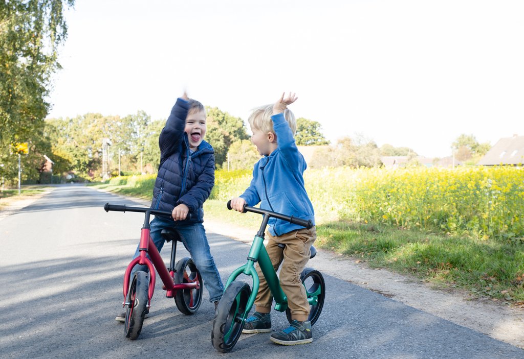 Aufsitzen, abstoßen, losrollen | das spielzeug